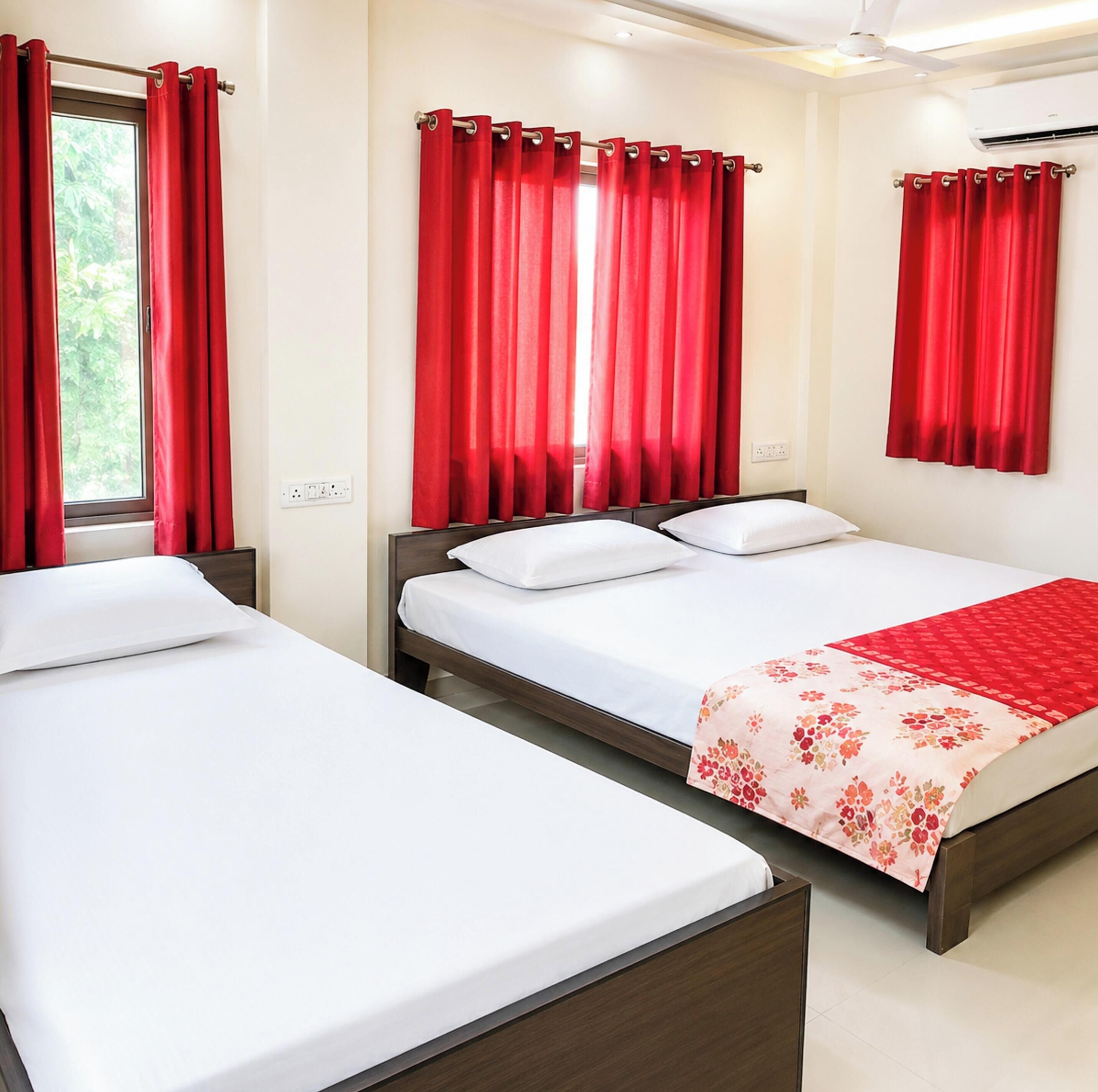 Quarto triplo luxo, ar-condicionado | Roupas de cama antialérgicas, escrivaninha, quartos à prova de som