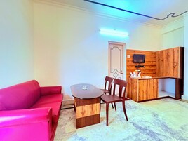 Quarto Quádruplo de Luxo, Vista para a cidade | Secretária, Wi-fi grátis 