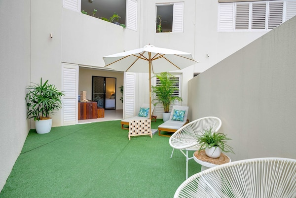 Spacious Retreat With Courtyard Resort Pool - Cairns