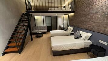 Quarto moderno no estilo loft, com cama beliche, escada e parede de tijolos.