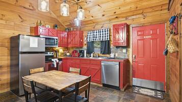 Cabine, 1 quarto | Cozinha privada | Uma cafeteira/bule, um frigorífico, um forno, uma torradeira