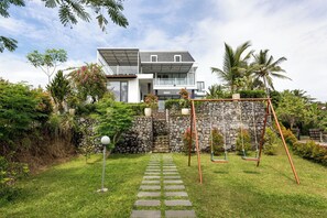 Vila design, 3 quartos, piscina particular, vista para a colina | Área infantil