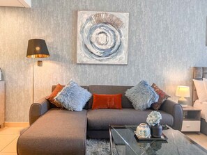 Apartamento superluxo, vista para o lago | Área de estar | Smart TV 55 polegadas com canais digitais