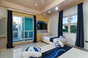 Quarto triplo família, sacada, vista para o mar | Wi-Fi de cortesia
