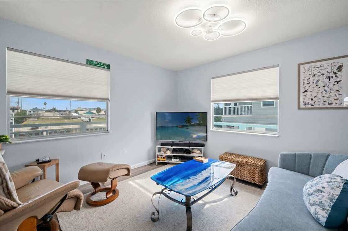 Waterfront Three Bedroom Retreat With Hot Tub And Private Dock - Weeki Wachee, FL