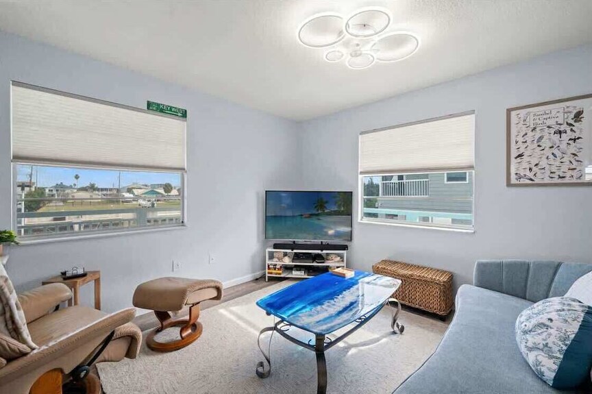 Waterfront Three Bedroom Retreat With Hot Tub And Private Dock - Weeki Wachee, FL