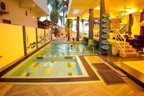 Quarto Duplo Deluxe, varanda, vista para o jardim | Piscina | Piscina exterior 