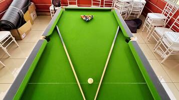 Suíte estúdio superluxo, sacada, vista para a piscina | Sala de jogos