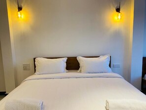 Quarto Duplo Deluxe, vista para o jardim | Secretária adequada para computadores portáteis, Wi-fi grátis 