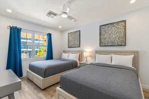 Apartamento de Luxo em Condomínio Fechado, 2 quartos, cozinha, em frente à praia | Cortinas/cortinados opacos, ferro/tábua de engomar, Wi-fi grátis 