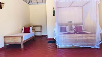 Quarto Clássico com Cama de Casal, vista para o jardim | Secretária adequada para computadores portáteis