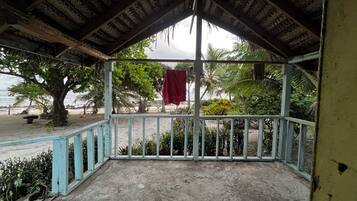 Bungalow Tradicional, vista para a praia | Terrenos do alojamento