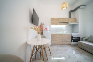 Apartamento Básico, varanda | Cozinha privada | Um frigorífico, uma placa de cozinha, utensílios de cozinha 
