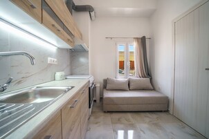 Apartamento Básico, varanda | Cozinha privada | Um frigorífico, uma placa de cozinha, utensílios de cozinha