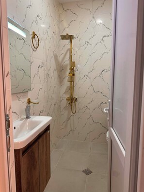 Quarto Duplo de Luxo, vista para a montanha | Casa de banho | Um polibã, artigos de higiene pessoal grátis, toalhas fornecidas, sabão 