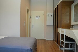 Quarto duplo, vista para o jardim | Escrivaninha, espaço de trabalho para notebook, Wi-Fi de cortesia