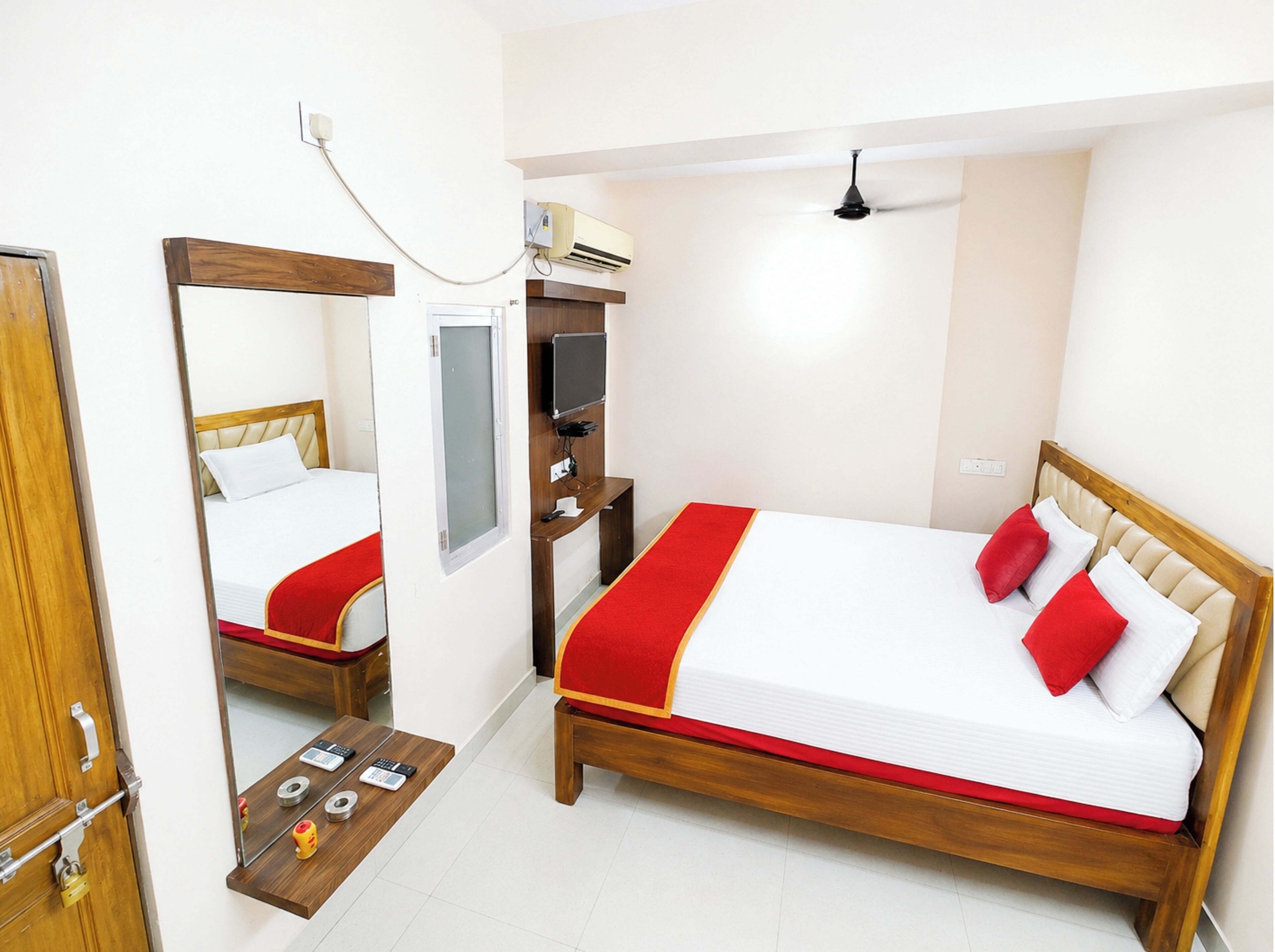 Quarto casal luxo, várias camas | Roupas de cama antialérgicas, escrivaninha, quartos à prova de som