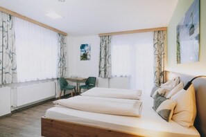Quarto casal, sacada, vista para a montanha | Cortinas blackout, Wi-Fi de cortesia