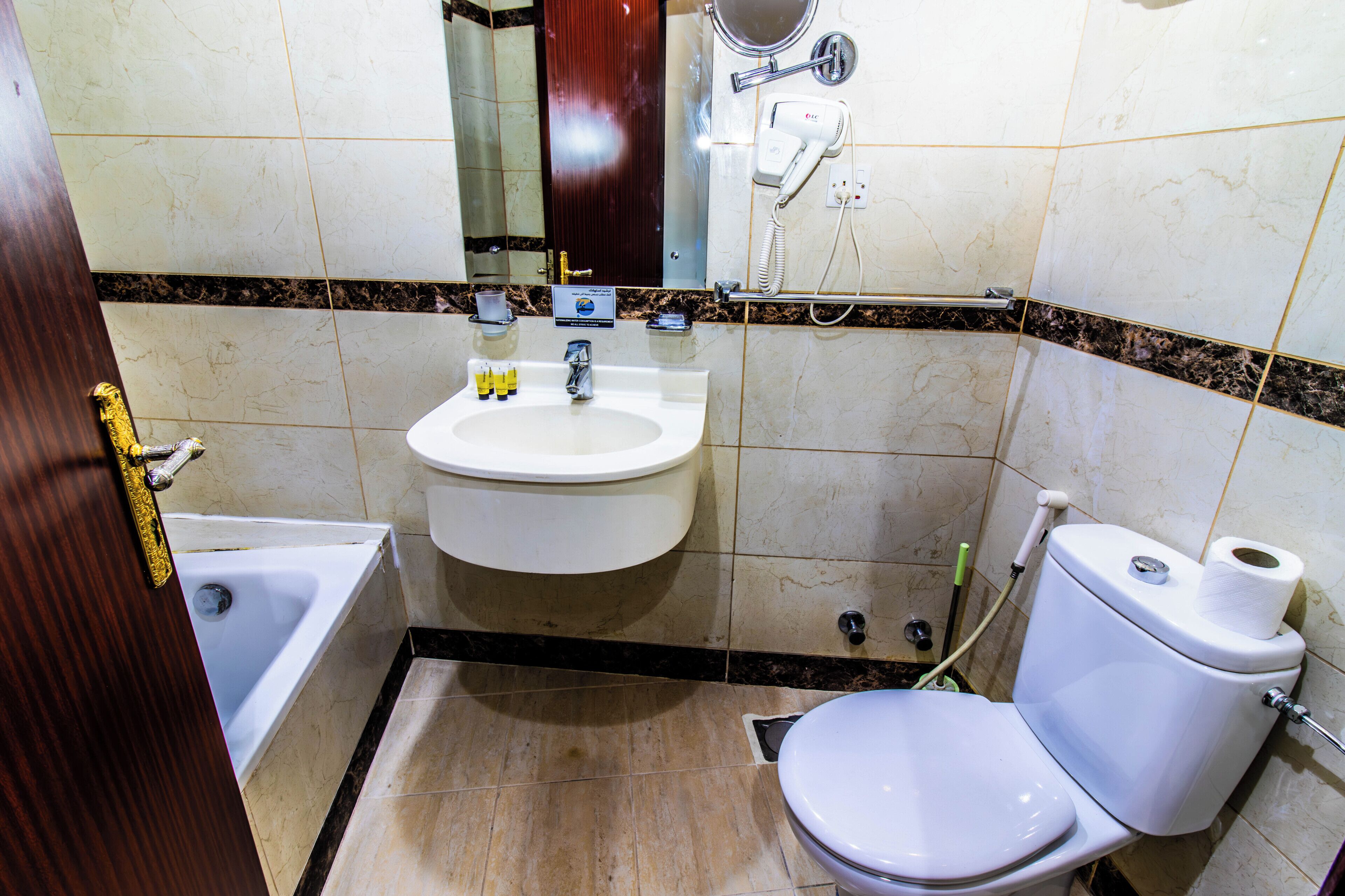 Quarto Triplo de Luxo | Casa de banho | Um polibã, um secador de cabelo, toalhas fornecidas, sabão 