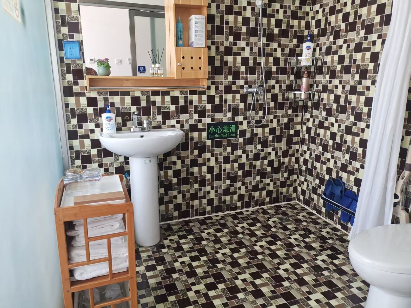 Toalhas de banho, sabonete, shampoo, papel higiênico