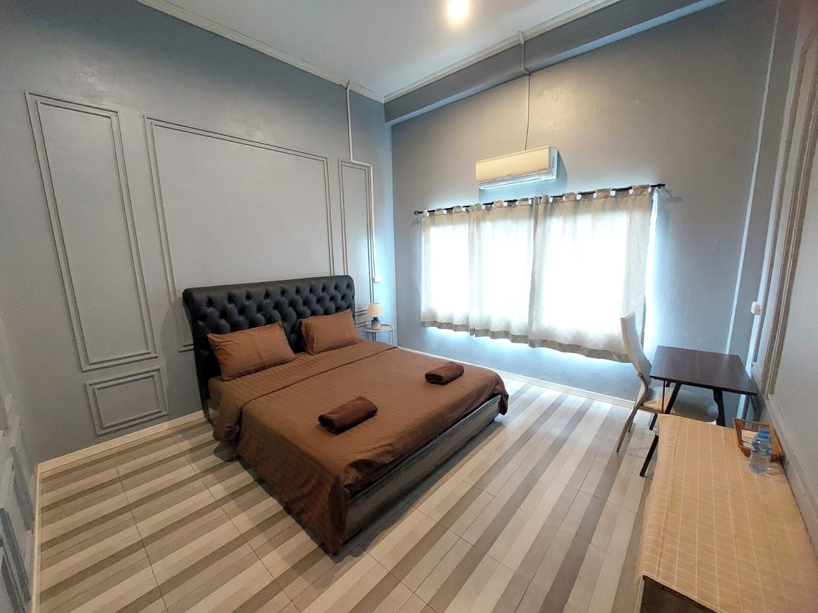 Quarto casal básico | Cortinas blackout, quartos à prova de som, Wi-Fi de cortesia