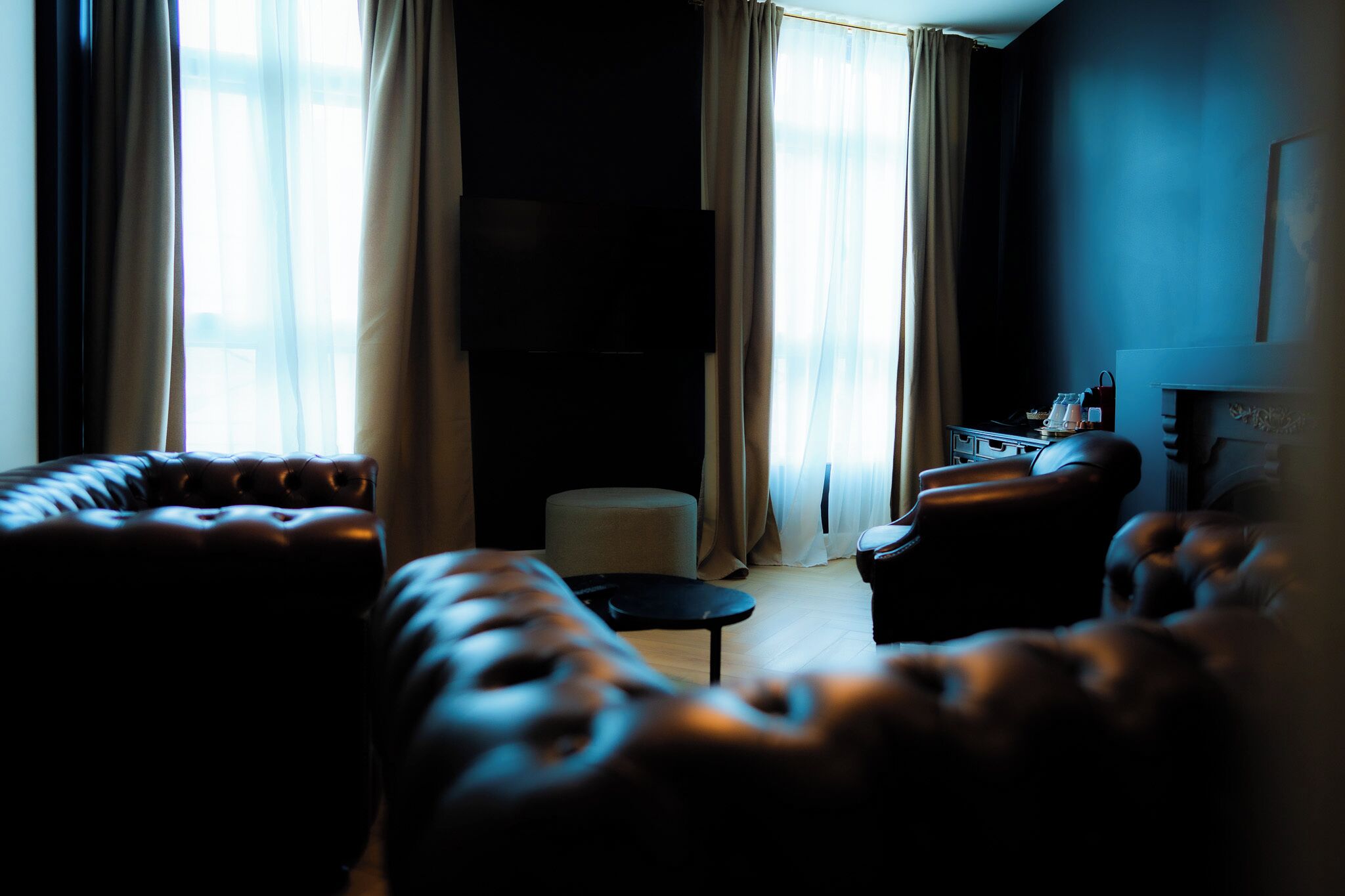 Quarto Quádruplo Deluxe, Vista para a cidade | Sala de estar | TV de ecrã plano 