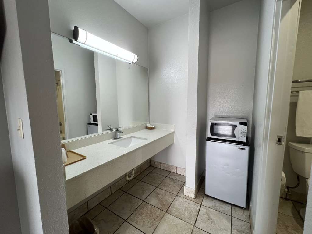 Quarto Individual, 1 cama king-size, fumadores | Casa de banho | Uma combinação polibã/banheira, toalhas fornecidas, sabão, champô 