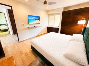 Apartamento Superior | Cofre no quarto, com decoração personalizada, secretária 