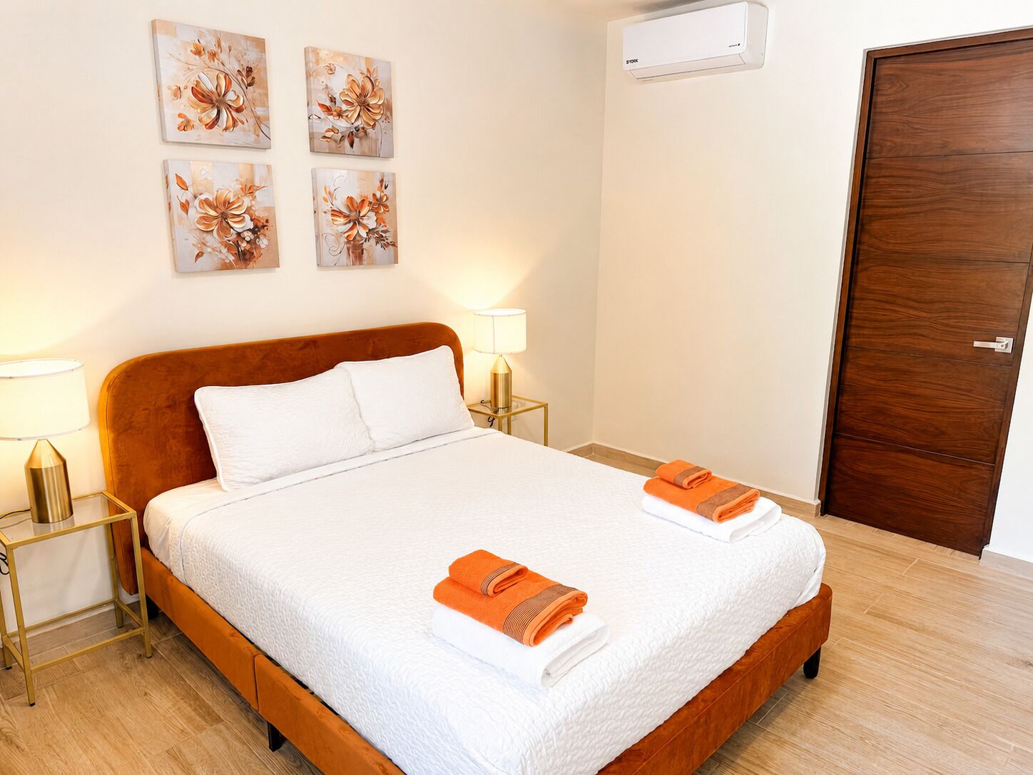 Apartamento luxo, 3 quartos, vista para a marina | Cofres nos quartos, individualmente decorados, escrivaninha