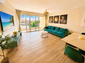 Apartamento Superior | Sala de estar | Televisor LED de 65 polegadas com canais digitais, Netflix 