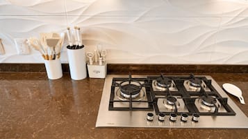 Apartamento superior | Cozinha privada | Geladeira, micro-ondas, fogão, cooktop