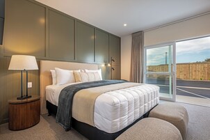 Estúdio executivo, 1 cama King | Roupas de cama premium, espaço de trabalho para notebook