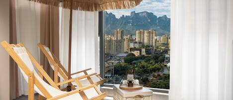 Apartamento conforto, 4 quartos, cozinha, vista para a montanha | Área de estar | TV 100 polegadas com canais a cabo, Netflix, serviços de streaming