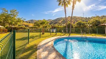 Apartamento Lua de Mel, vários quartos, 2 casas de banho (Reserva De Marbella 2 Sunviews) | Piscina | Piscina exterior sazonal