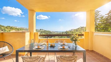 Apartamento Lua de Mel, vários quartos, 2 casas de banho (Reserva De Marbella 2 Sunviews) | Refeições ao ar livre