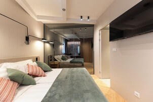 Quarto Individual | Cofre no quarto, secretária 