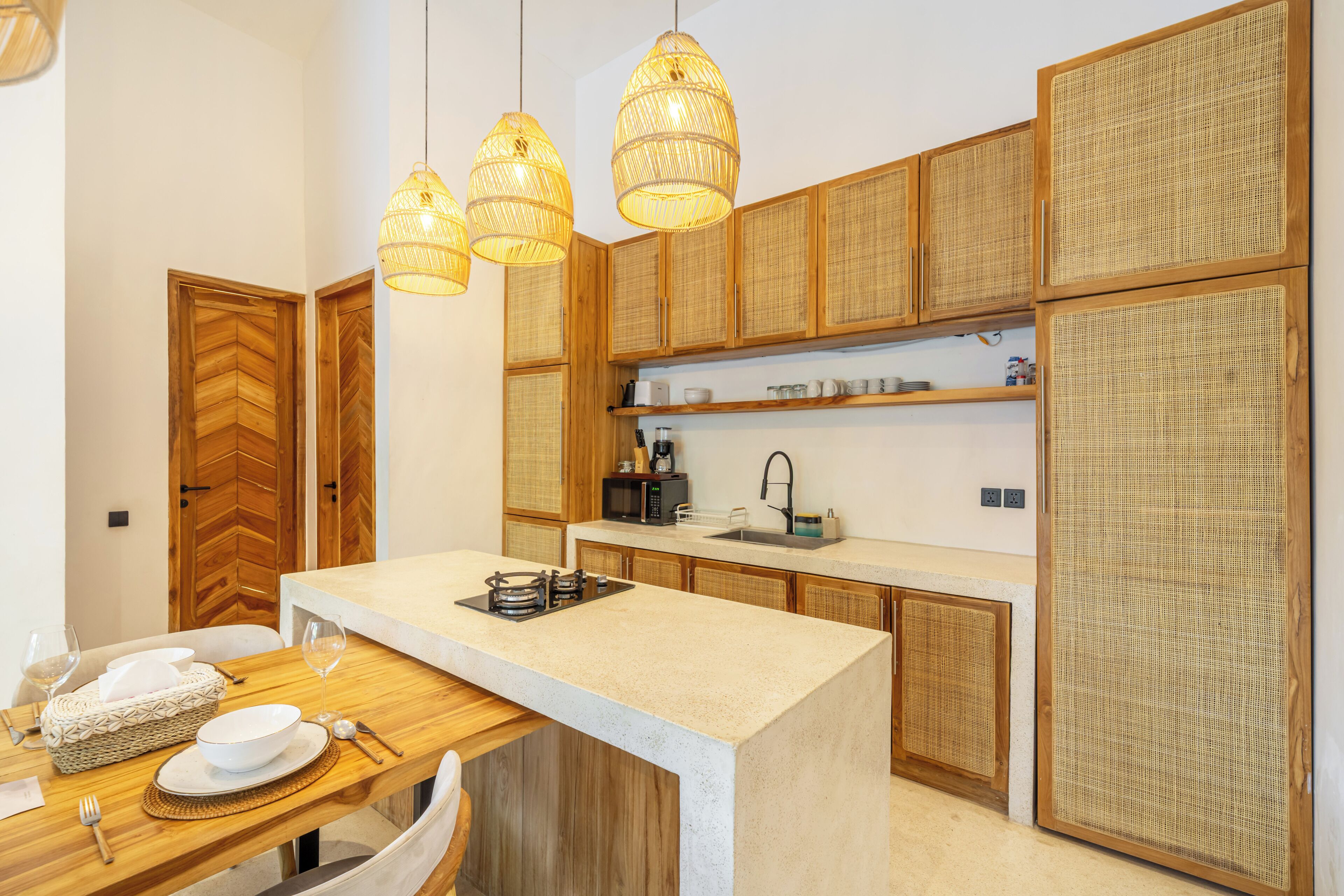 Vila superluxo, vista para a piscina | Cozinha privada | Chaleira elétrica, liquidificador, toalhas de papel, cozinha com ilha
