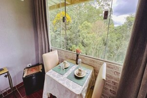 Apartamento superior, vista para o jardim | Opções para refeição