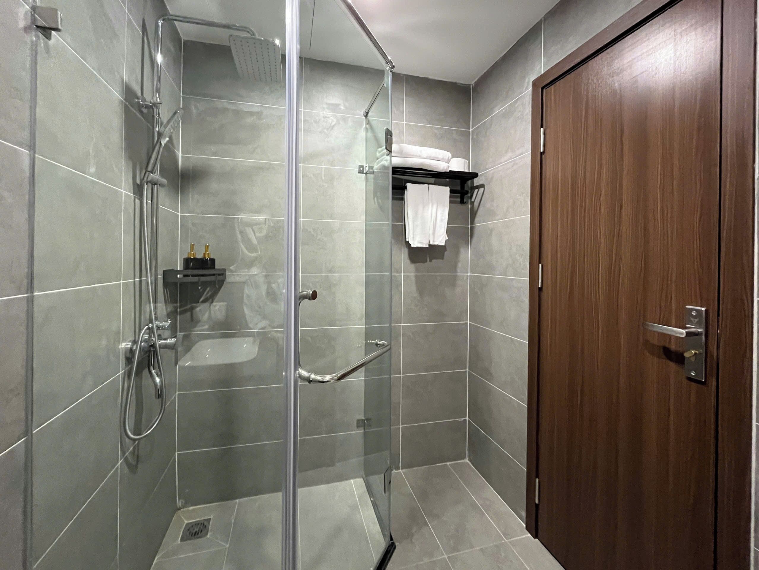 Quarto casal superior | Banheiro | Secador de cabelo, toalhas de banho, sabonete, shampoo