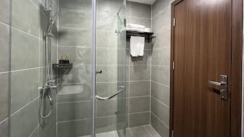 Quarto casal superior | Banheiro | Secador de cabelo, toalhas de banho, sabonete, shampoo