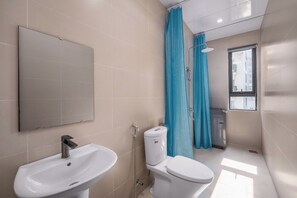 Apartamento, 2 quartos, vista para a cidade | Banheiro | Chuveiro, produtos de toalete grátis, secador de cabelo 
