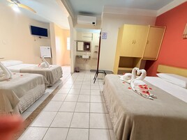 Quarto quádruplo standard | Cofres nos quartos, ferros/tábuas de passar roupa, Wi-Fi de cortesia