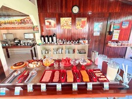 Café da manhã com buffet grátis todos os dias