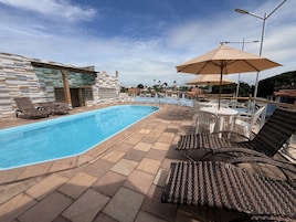 Piscina externa, funciona das 8h às 18h, guarda-sóis, espreguiçadeiras