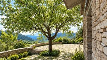 Mountain Villa with Fireplace | Terrenos do alojamento