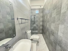 Quarto Duplo Deluxe, varanda, vista para a piscina | Casa de banho | Artigos de higiene pessoal grátis