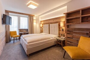 Quarto casal standard | Cofres nos quartos, Wi-Fi de cortesia, roupa de cama