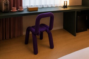 Cofres nos quartos, escrivaninha, espaço de trabalho para notebook