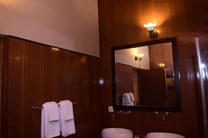 Quarto casal luxo | Banheiro | Chuveiro, produtos de toalete grátis, secador de cabelo 