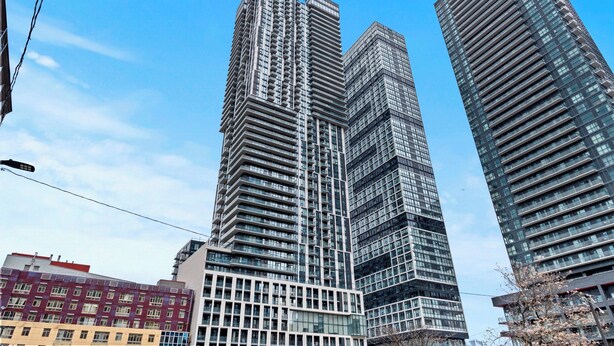 Um edifício alto com design arquitetônico moderno, com vários andares e fachada de vidro marcante.